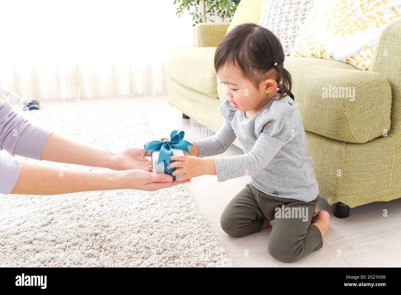 Children giving gifts hi-res stock photography and images - Alamy