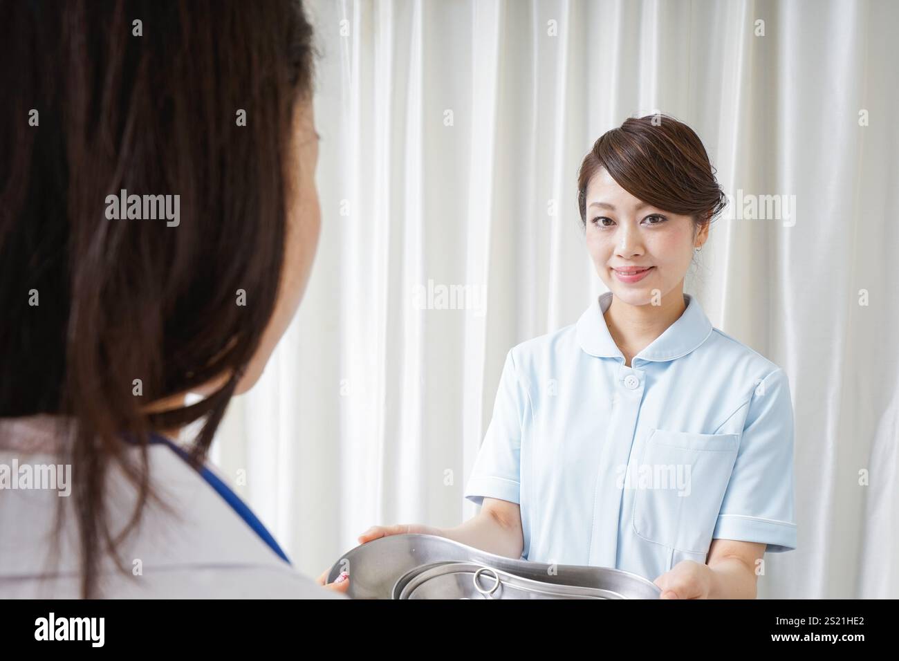 Nurse handing tools to doctor Stock Photo - Alamy