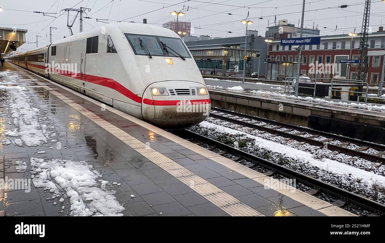 Eisenbahnverkehr in Münster HBF Tauwetter, Regen. Intercity Express Zug ...