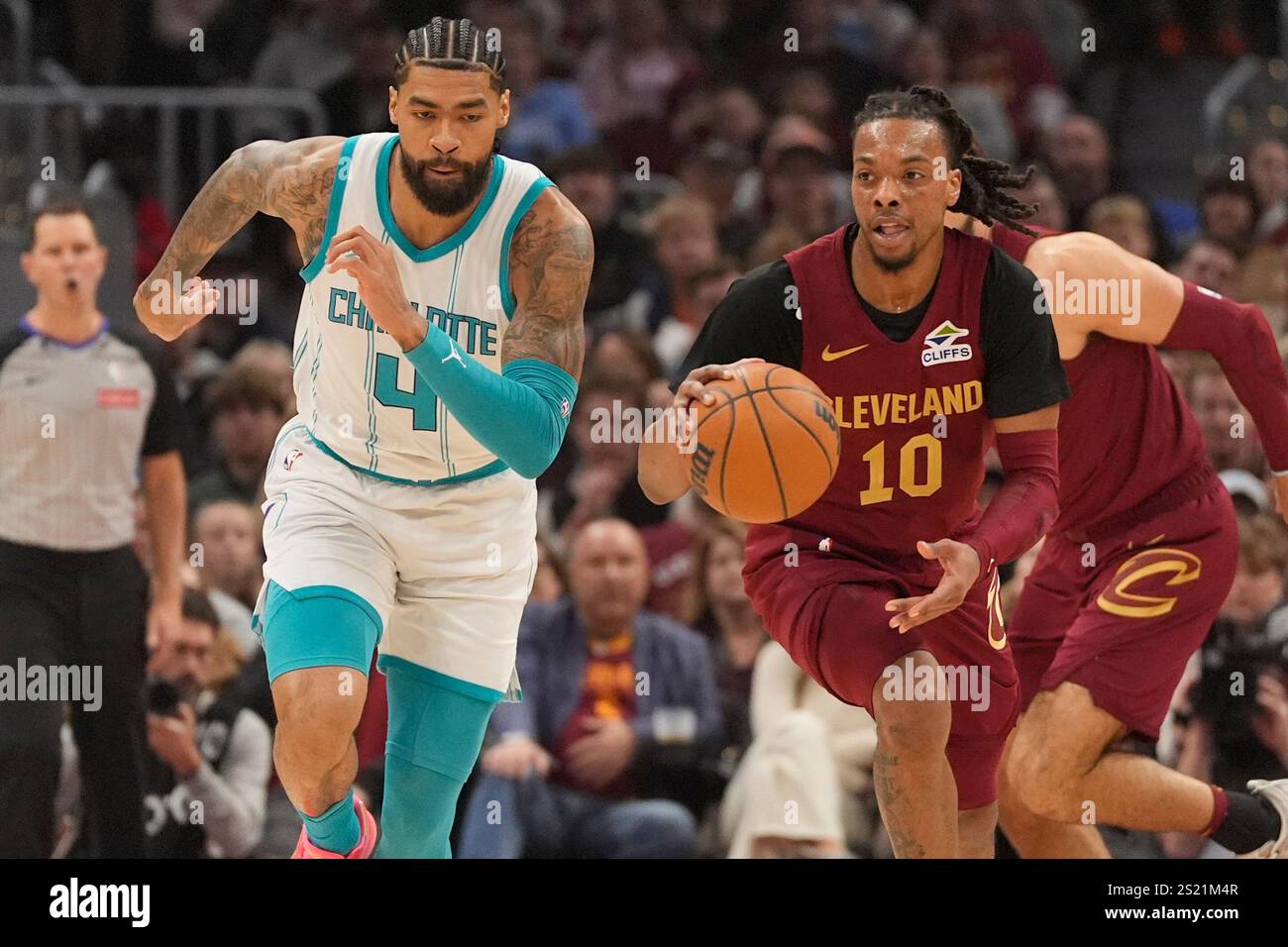 Cleveland Cavaliers guard Darius Garland (10) steals the ball from ...