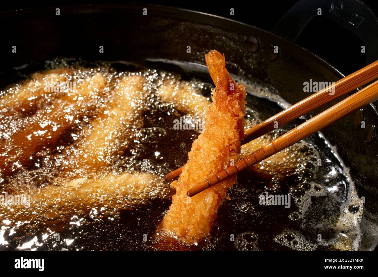 Fried prawns in oil (being cooked Stock Photo - Alamy