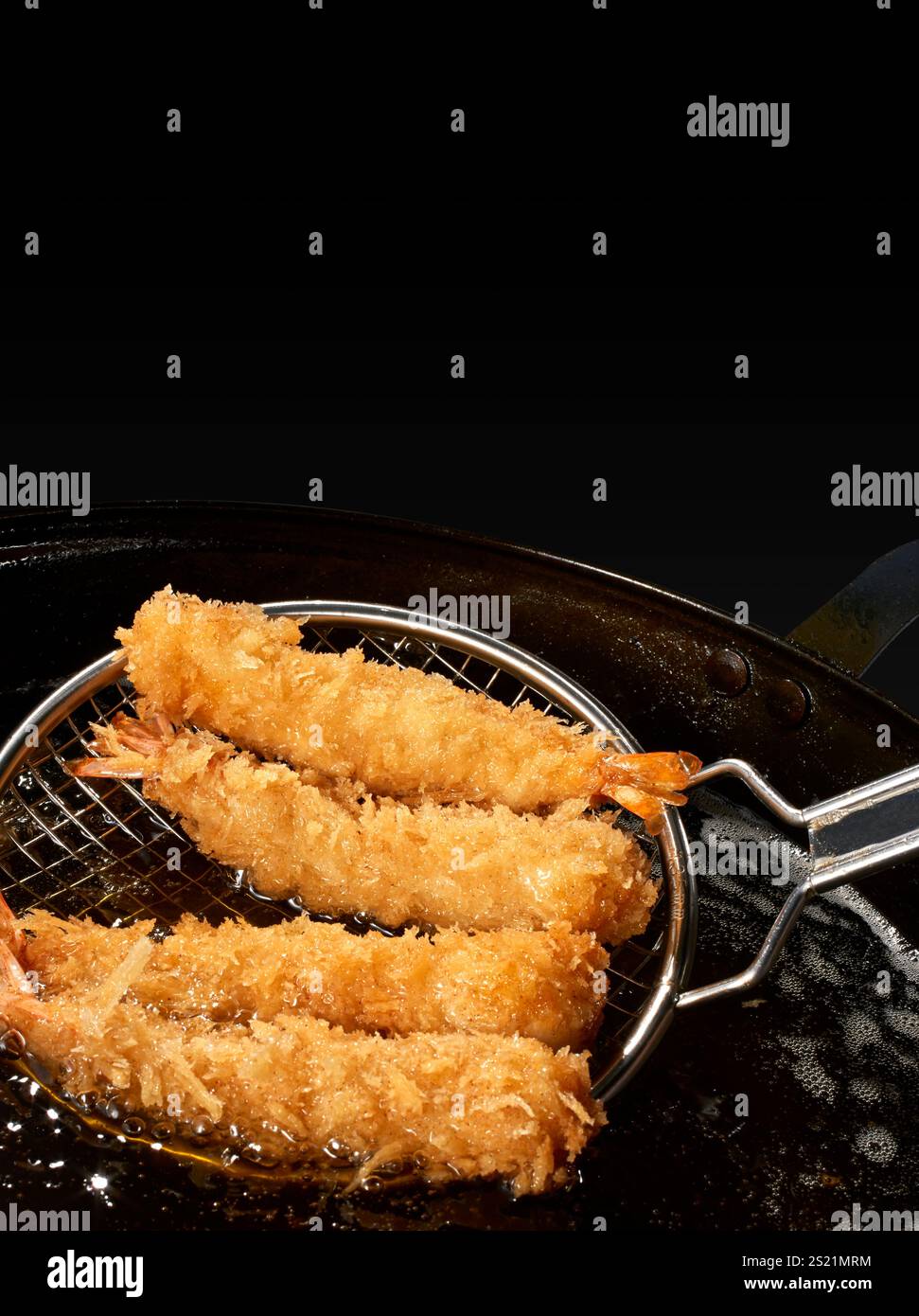 Fried prawns in oil (being cooked Stock Photo - Alamy