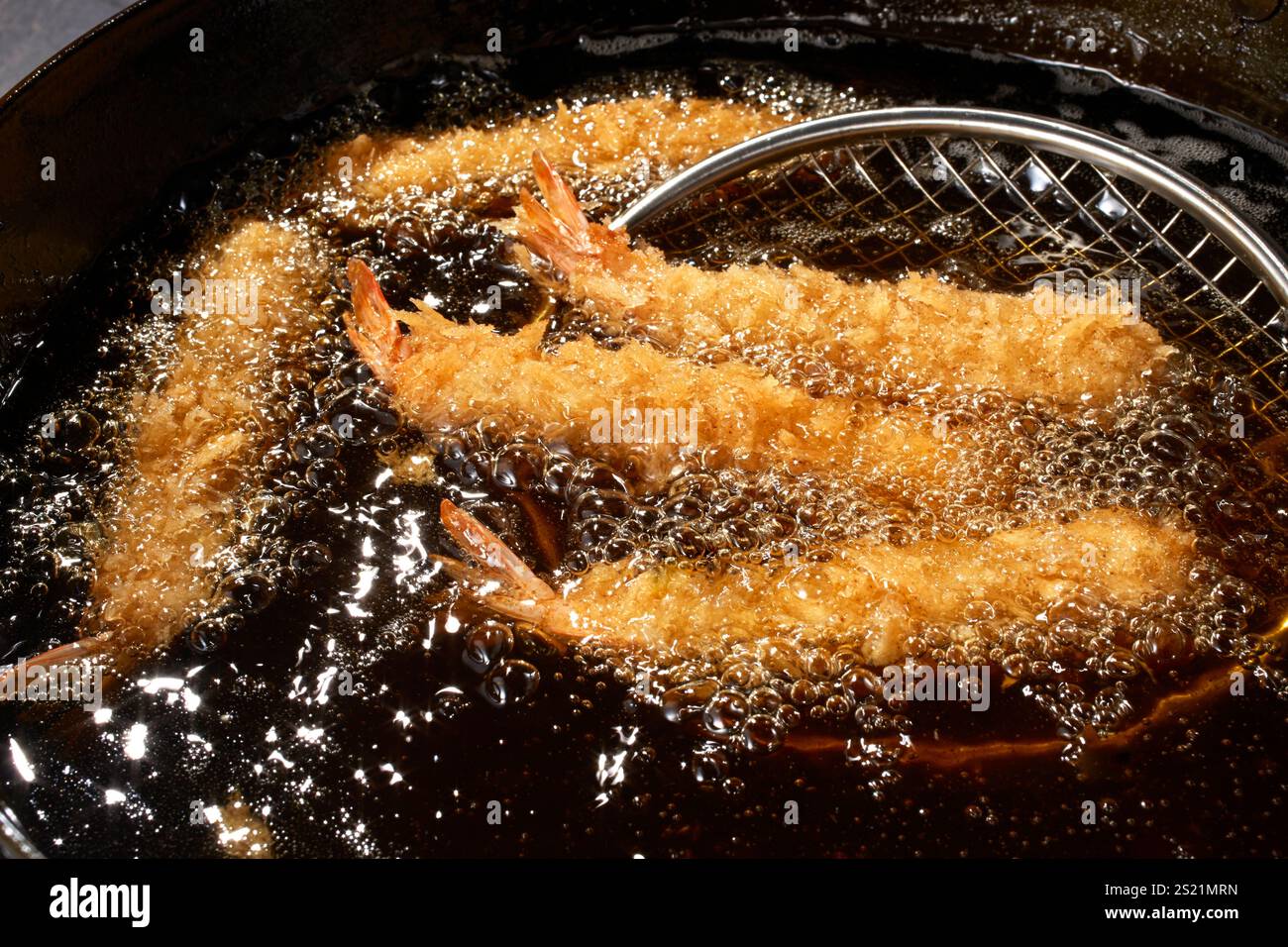 Fried prawns in oil (being cooked Stock Photo - Alamy