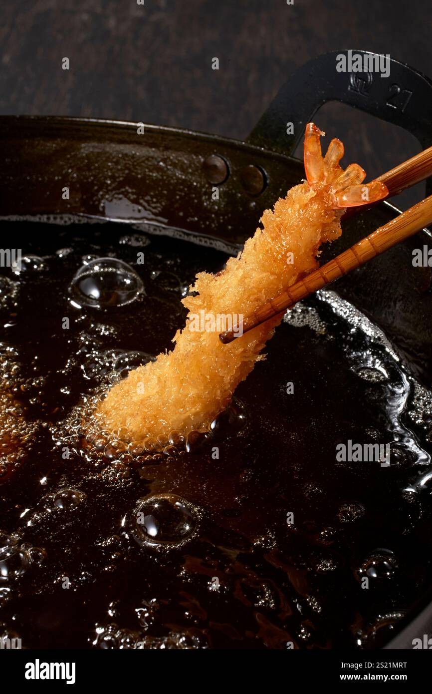Fried prawns (being cooked Stock Photo - Alamy