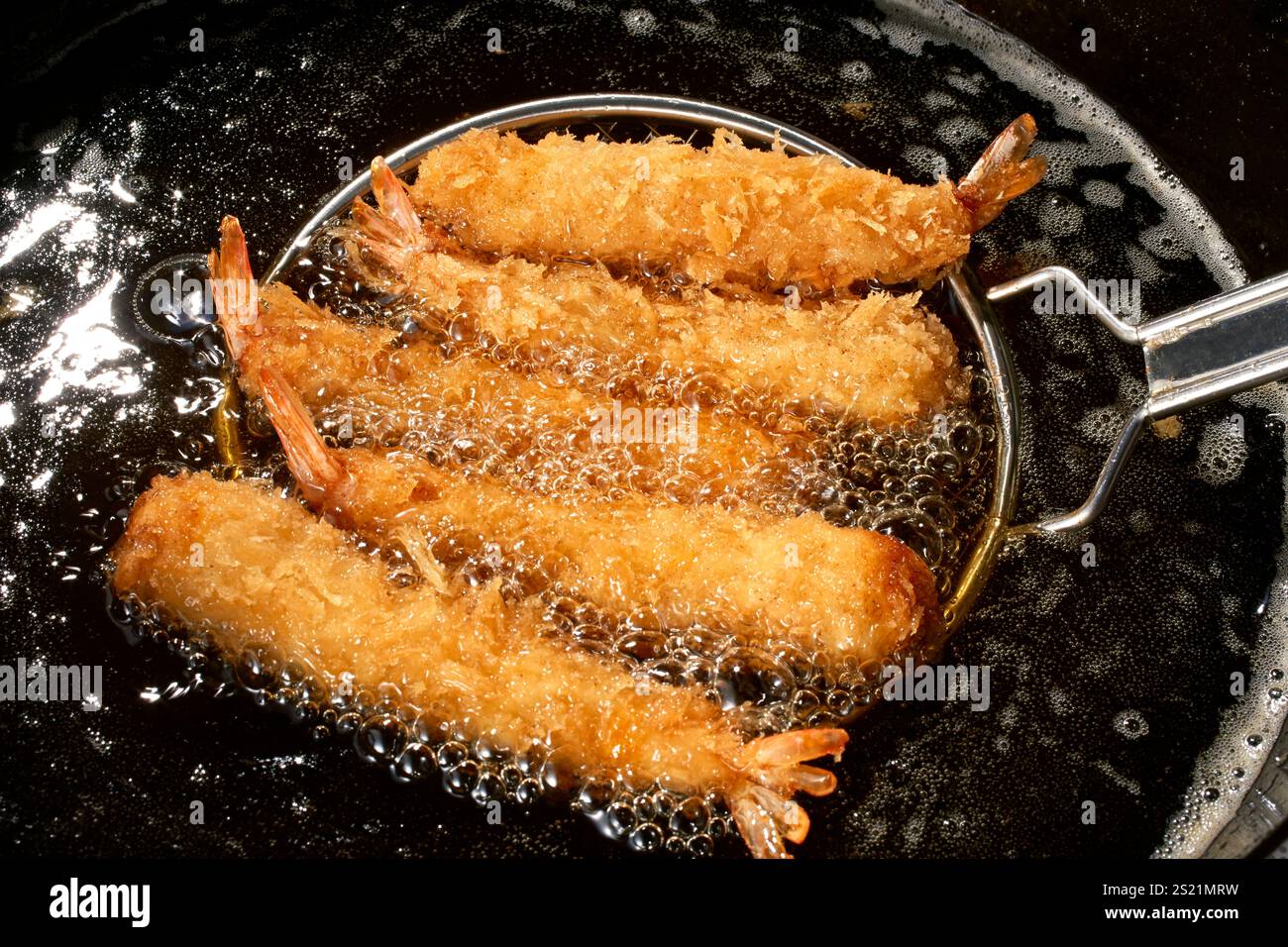 Fried prawns in oil (being cooked Stock Photo - Alamy