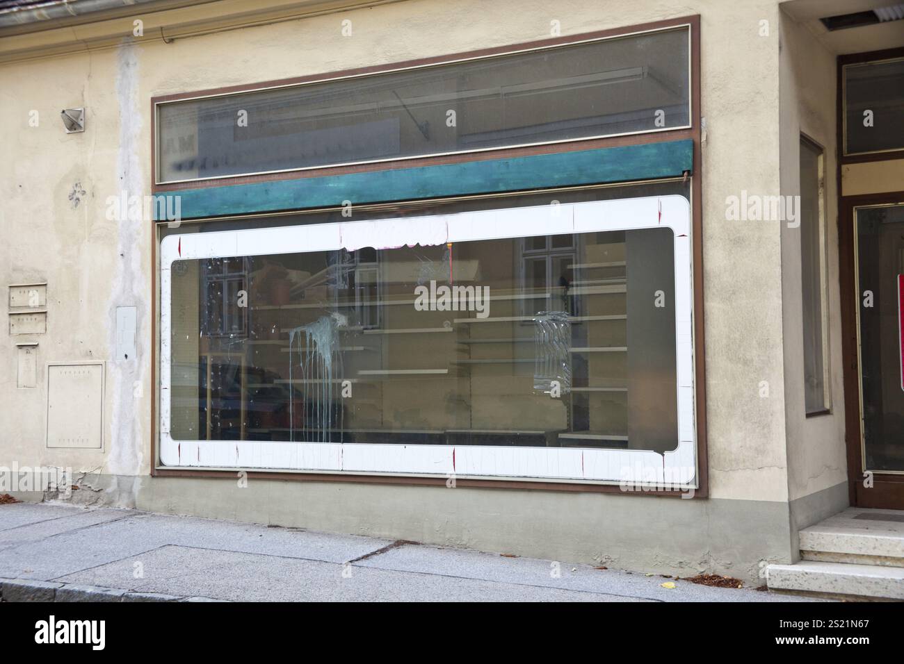 Empty shop fronts hi-res stock photography and images - Alamy