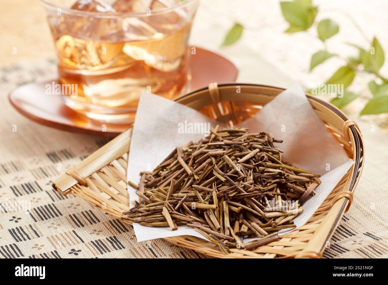 Cold hojicha (Kaga stick tea Stock Photo - Alamy