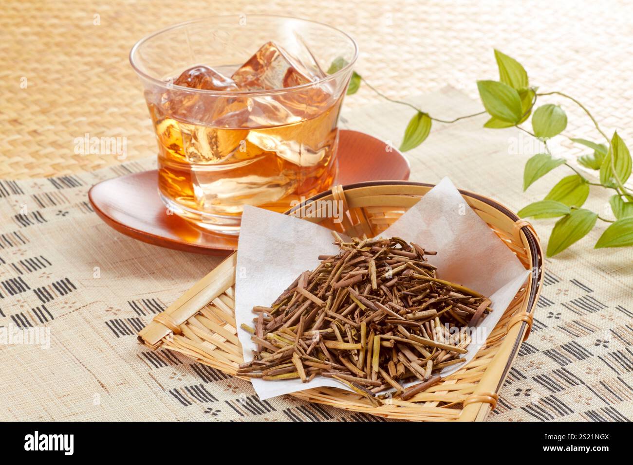 Cold hojicha (Kaga stick tea Stock Photo - Alamy