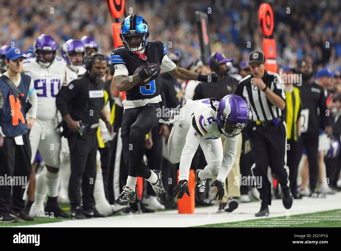 Detroit Lions wide receiver Jameson Williams (9) runs past Minnesota ...