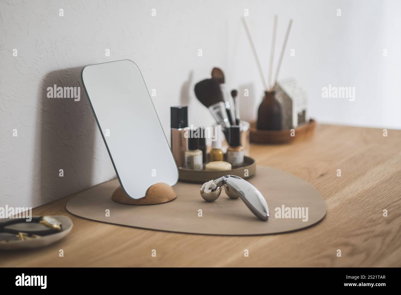 Makeup brushes table hi-res stock photography and images - Alamy