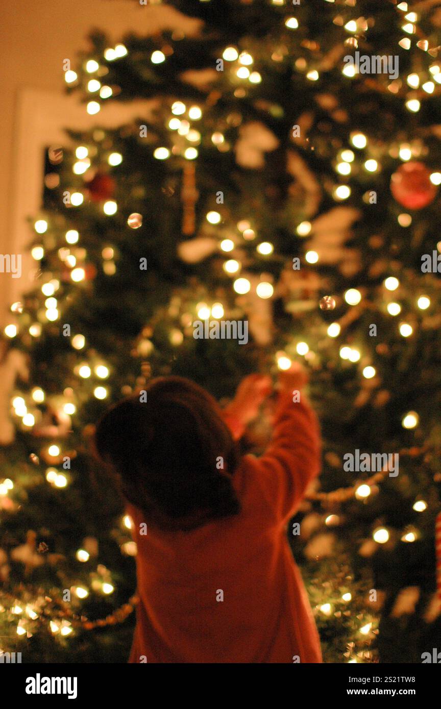 Photo girl tree hi-res stock photography and images - Alamy