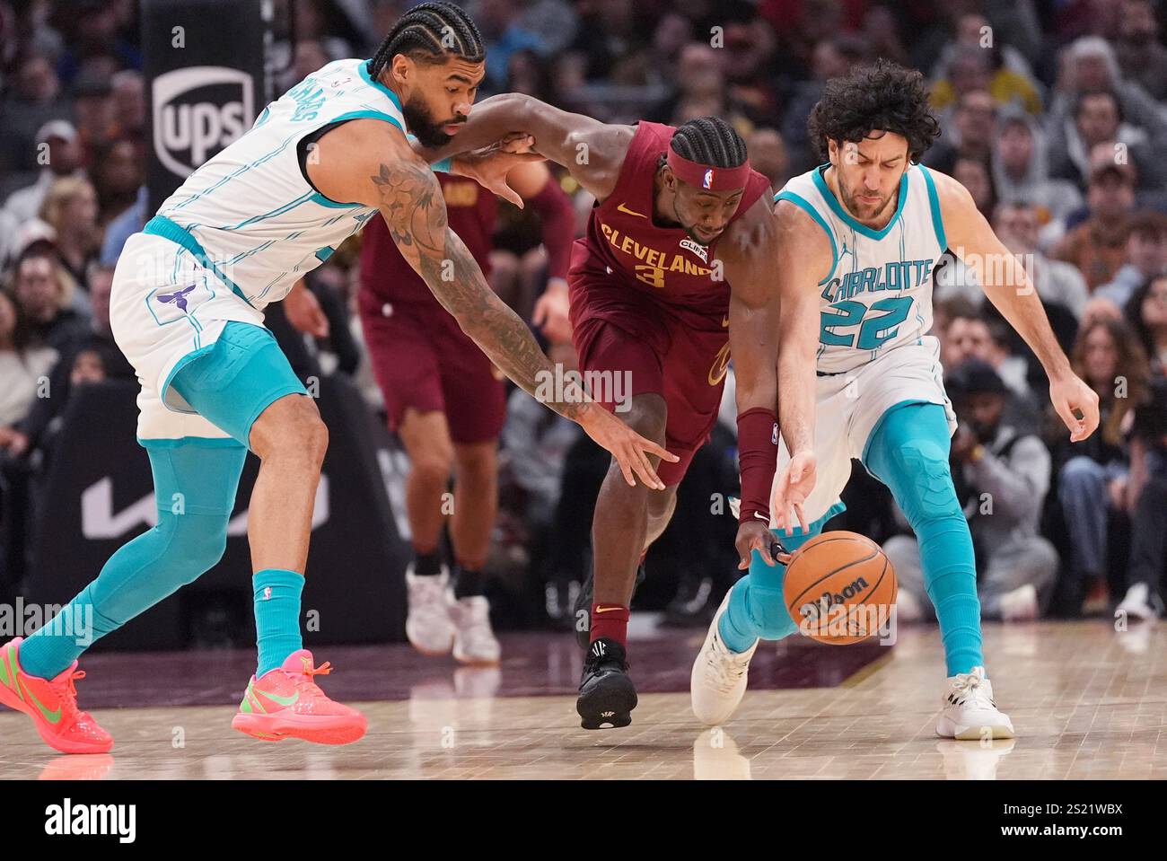 Charlotte Hornets center Nick Richards, left, Cleveland Cavaliers guard ...