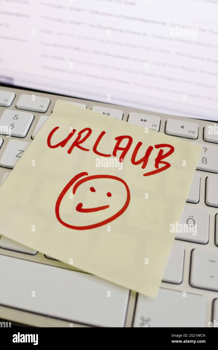 A note on the keyboard of a computer as a reminder: Holiday Austria ...