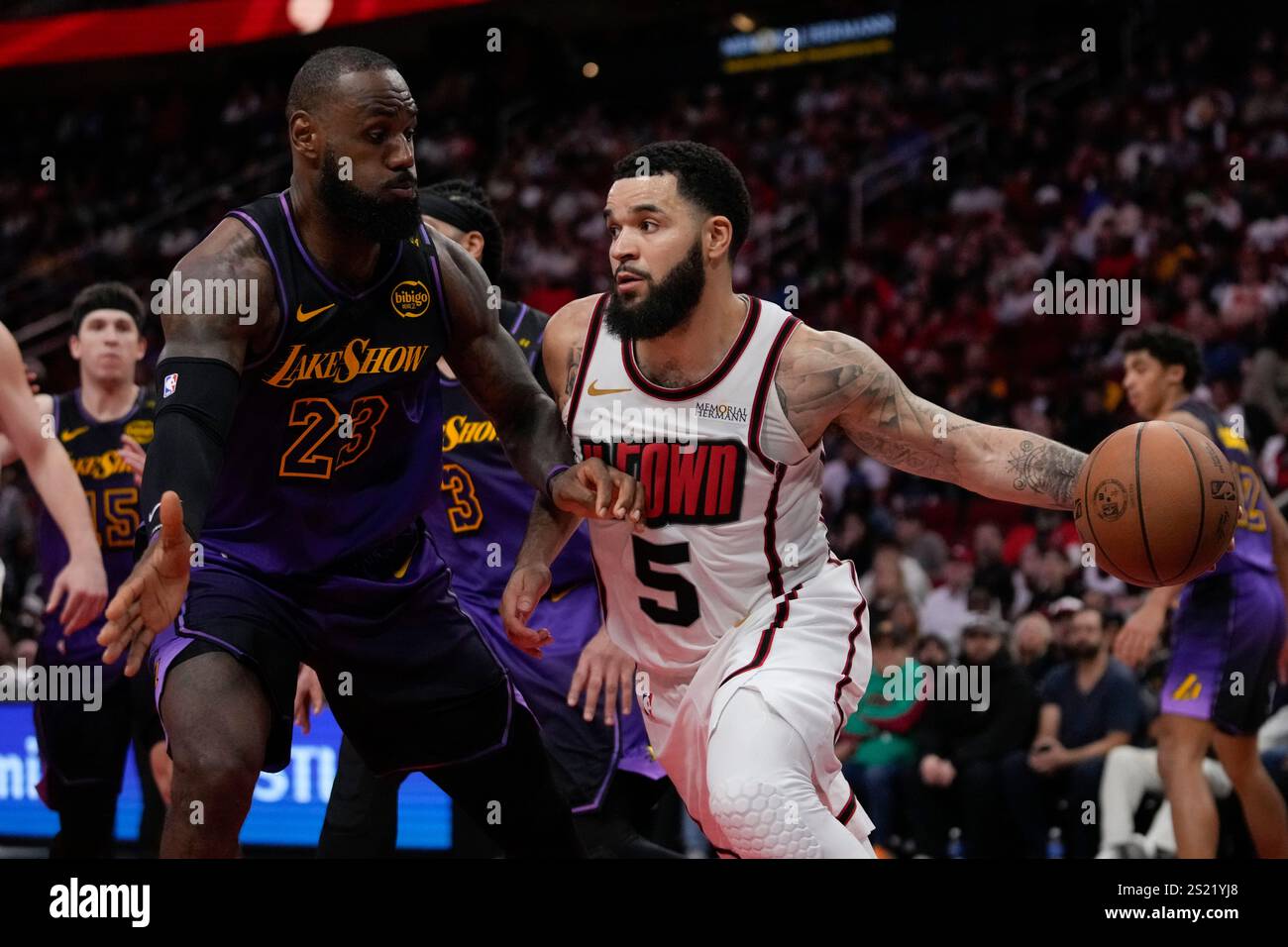 Los Angeles Lakers forward LeBron James (23) defends against Houston ...