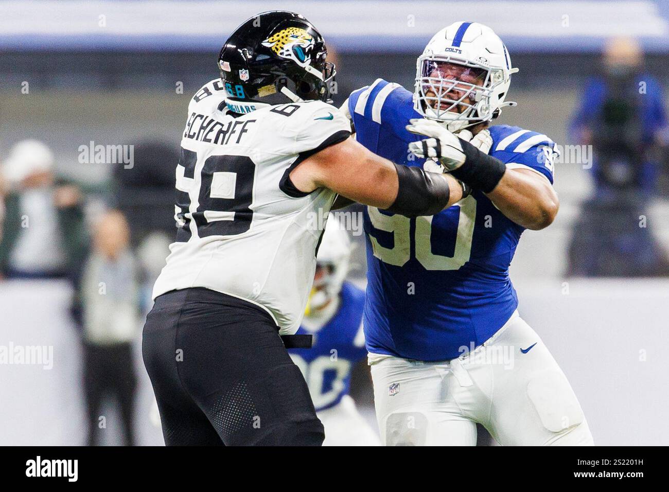 Defensive lineman line scrimmage hi-res stock photography and images ...