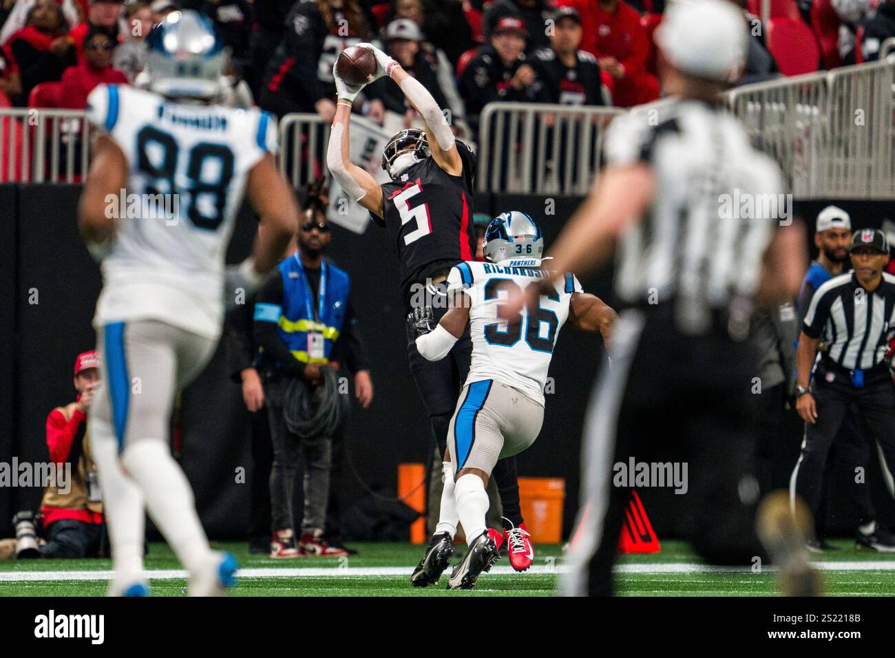 Atlanta Falcons wide receiver Drake London (5) catches a pass over ...