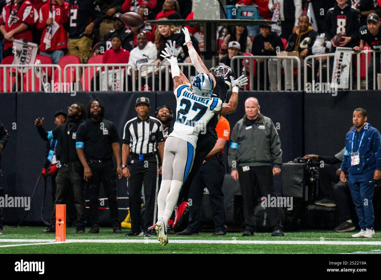Atlanta Falcons wide receiver Drake London (5) catches a pass for a ...