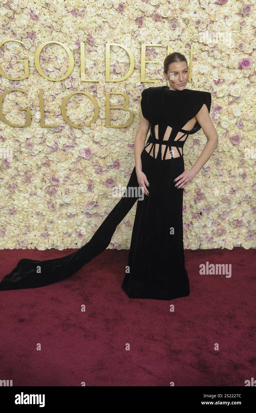 Ca. 05th Jan, 2025. Ari Graynor at arrivals for 82nd Golden Globe ...