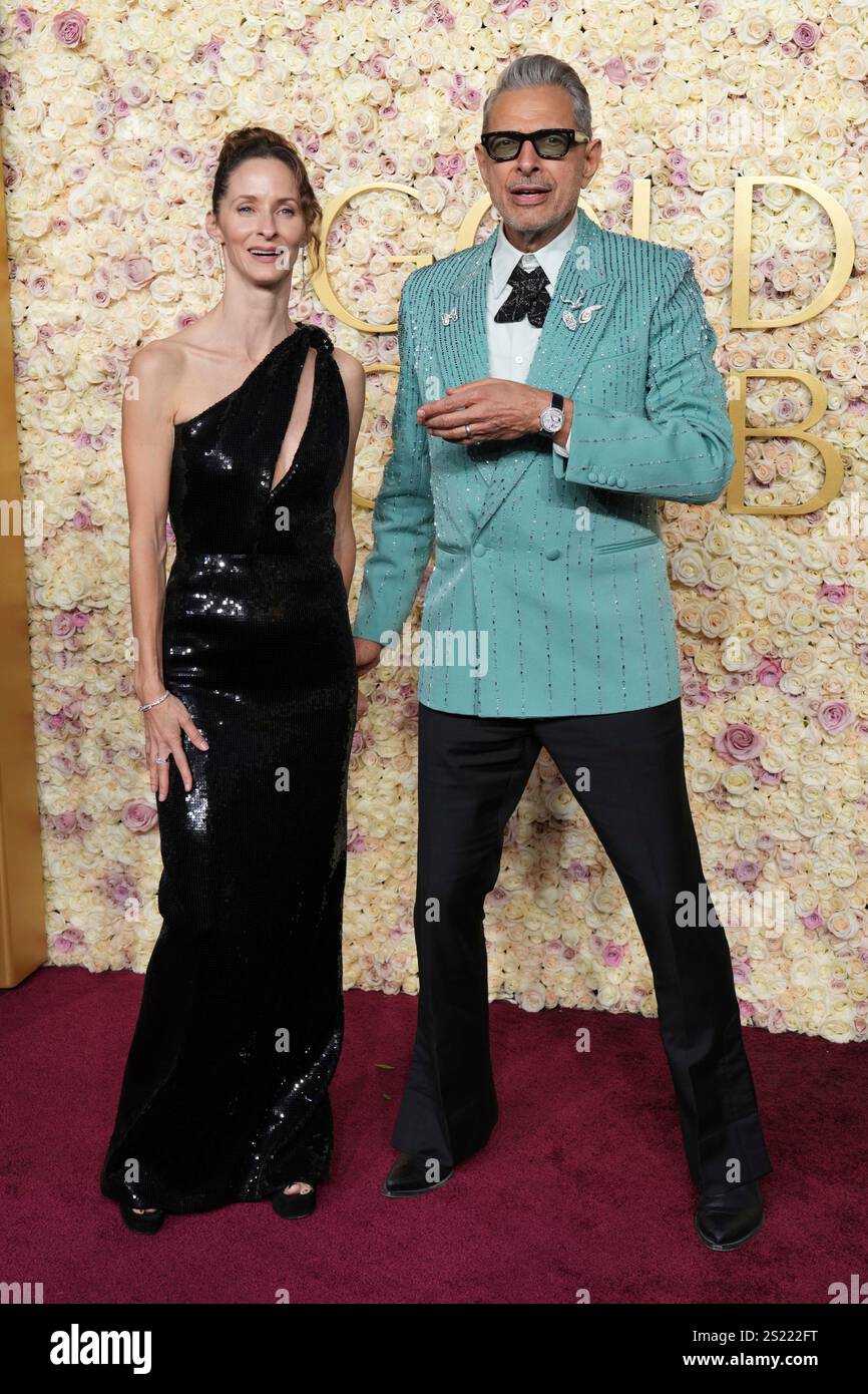 Emilie Livingston, left, and Jeff Goldblum arrive at the 82nd Golden ...