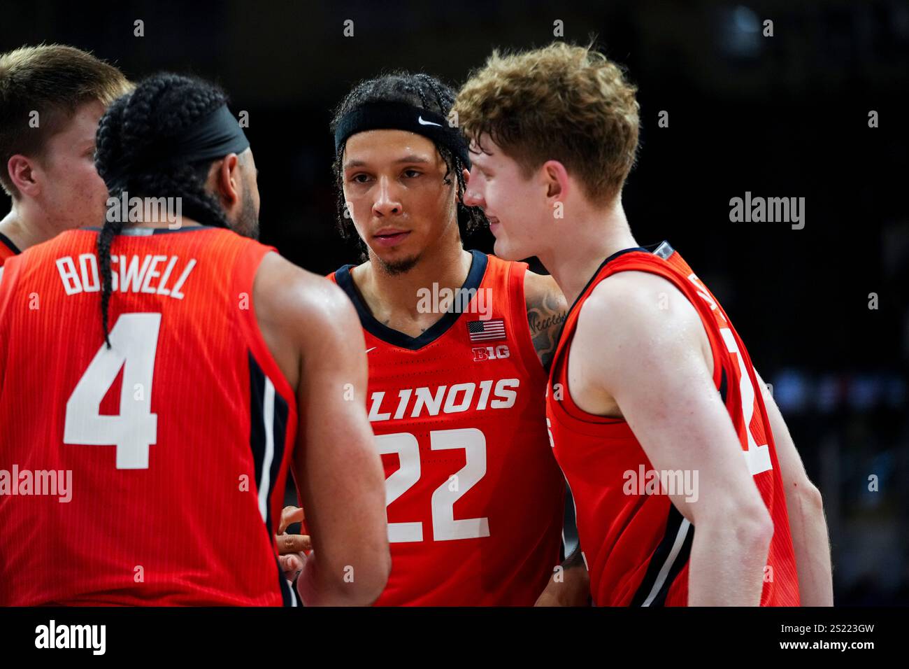 Illinois guard Kylan Boswell (4) huddles with guard Tre White (22) and ...