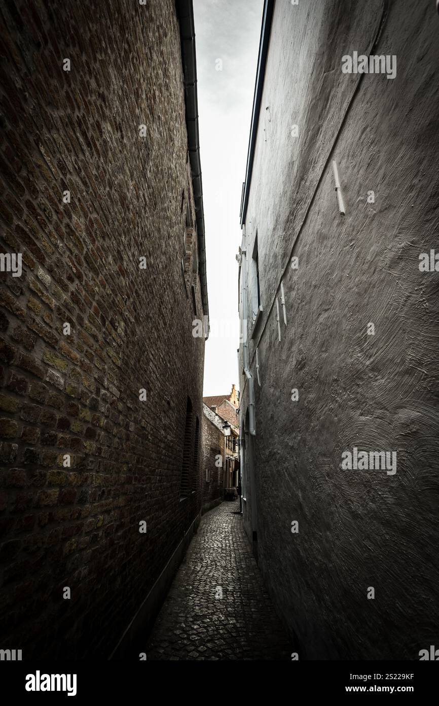 Path street alley cobblestone hi-res stock photography and images - Alamy