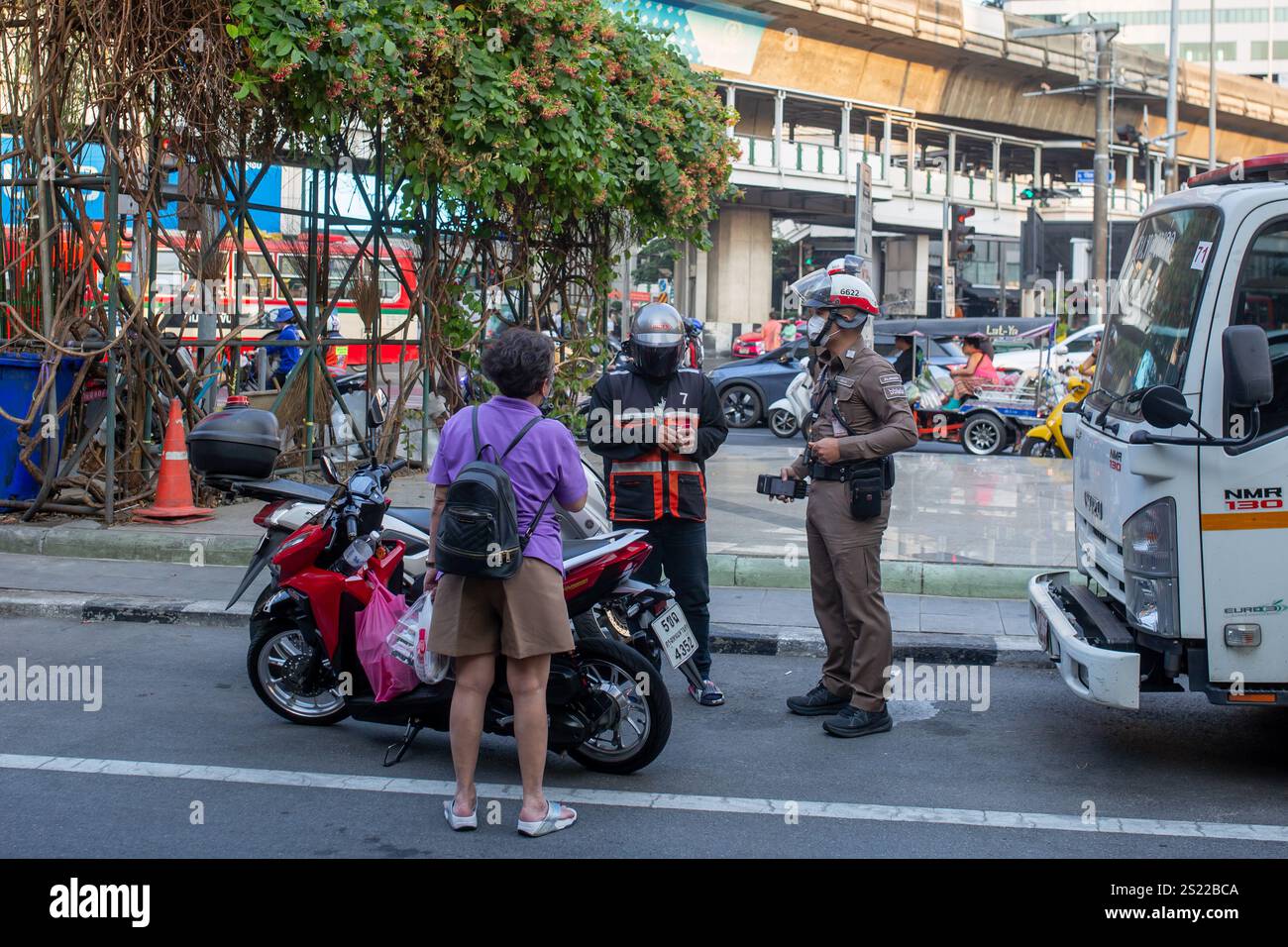 Thai police woman uniform hi-res stock photography and images - Alamy