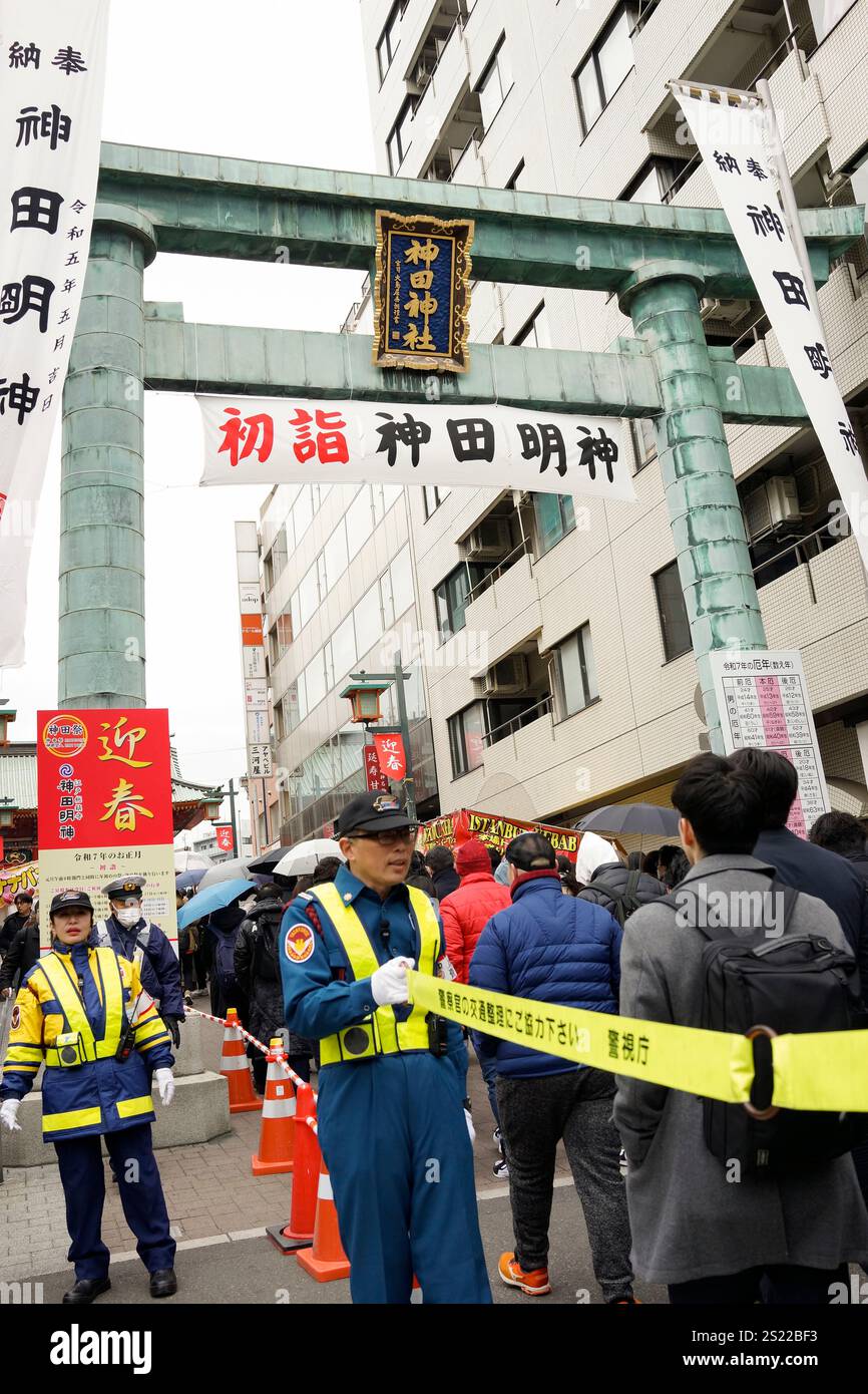 Tokyo, Japan. 6th Jan, 2025. Japanese workers line up at Kanda Myojin ...