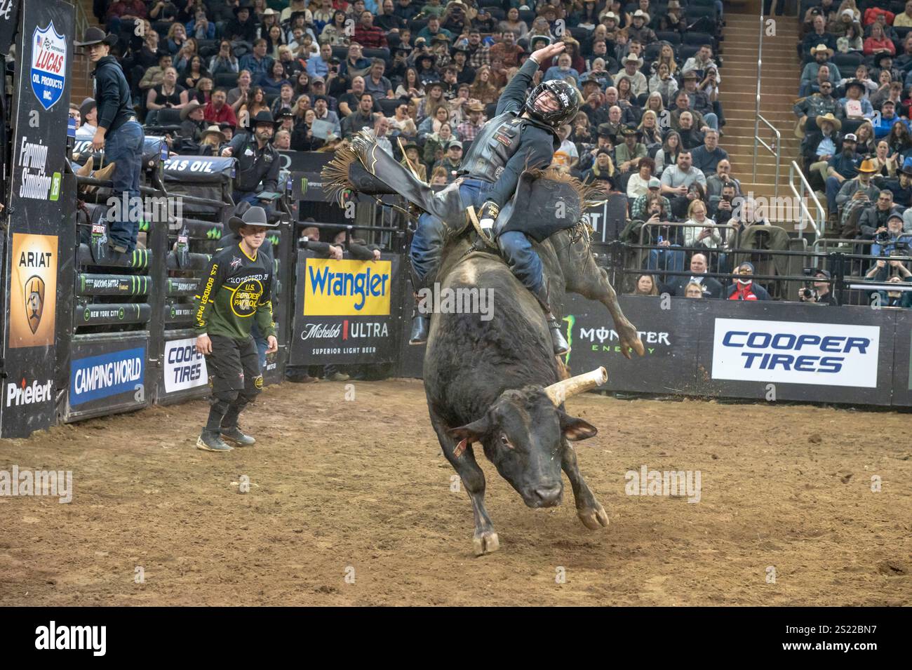 NEW YORK, NEW YORK - JANUARY 05: Nick Tetz rides Simon during third ...