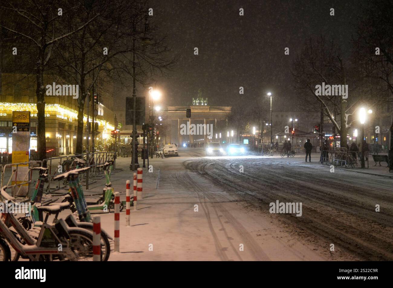 Schnee auf dem Pariser Platz am Brandenburger Tor. Symbolbild ...