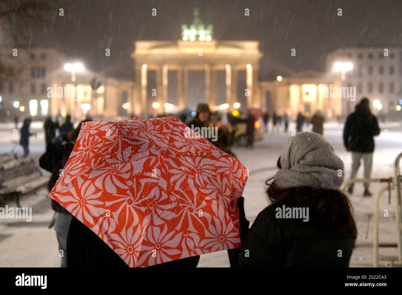 Schnee auf dem Pariser Platz am Brandenburger Tor. Symbolbild ...