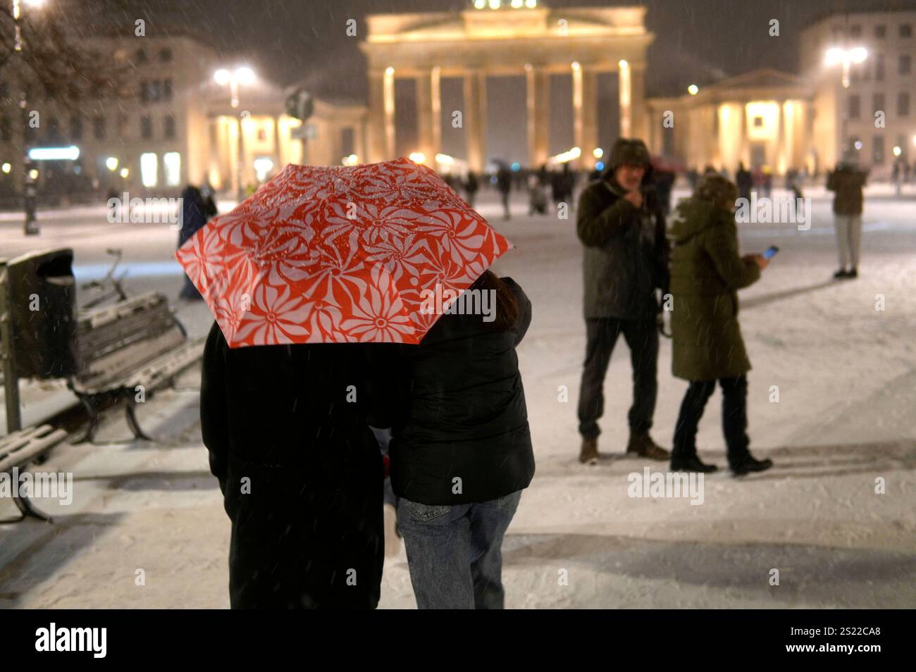 Schnee auf dem Pariser Platz am Brandenburger Tor. Symbolbild ...