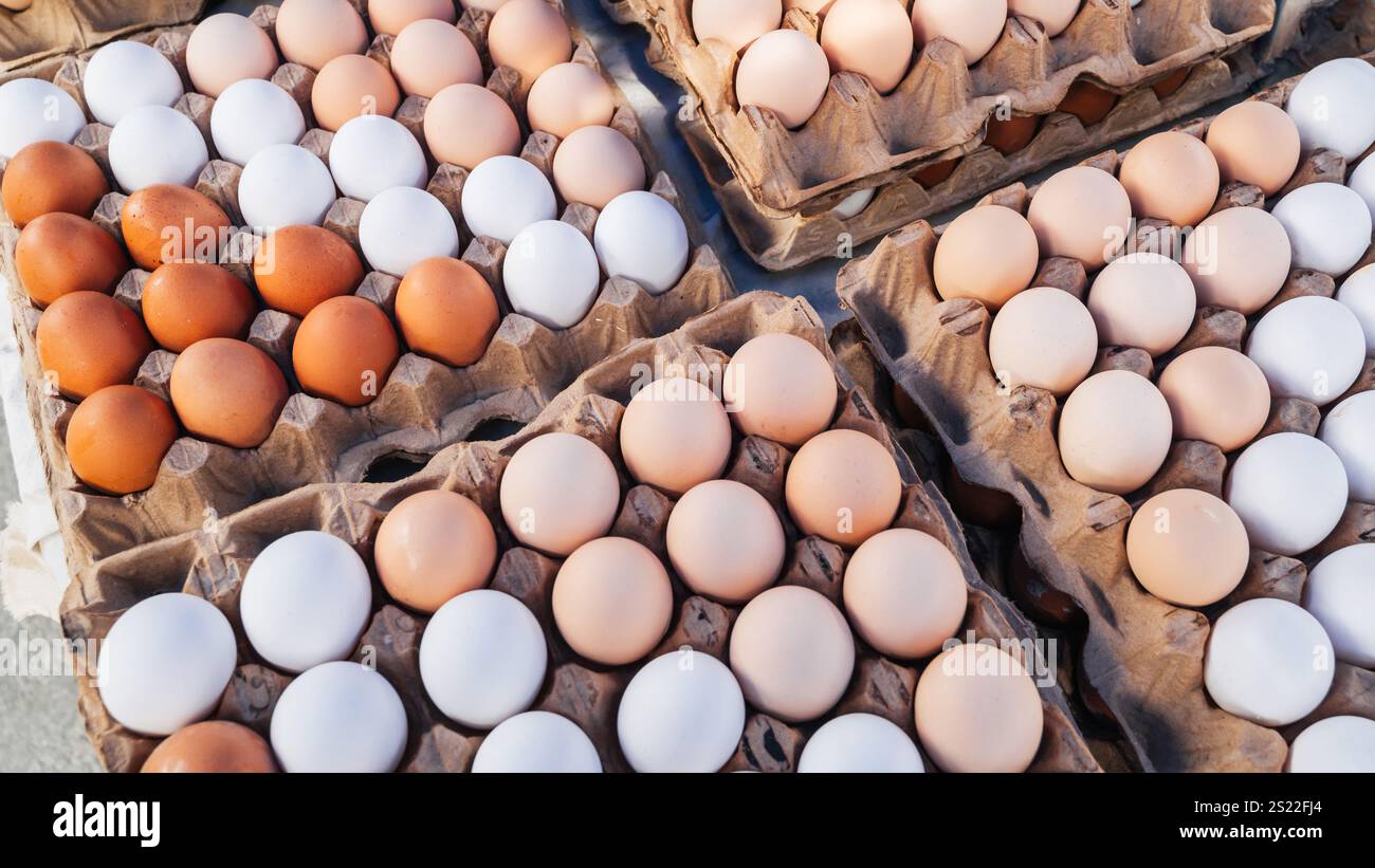 Egg trays, fresh eggs at the market Stock Photo - Alamy