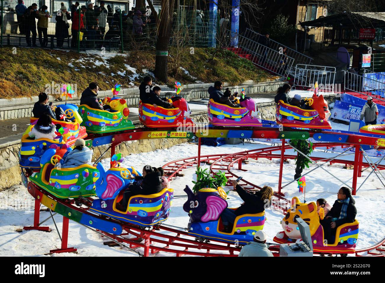 People enjoy ice and snow activities in Zizhuyuan Park during the ice ...