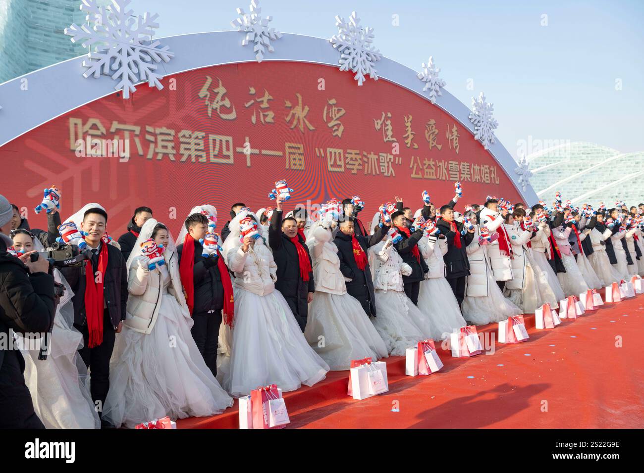 Harbin, China's Heilongjiang Province. 6th Jan, 2025. Loving couples ...