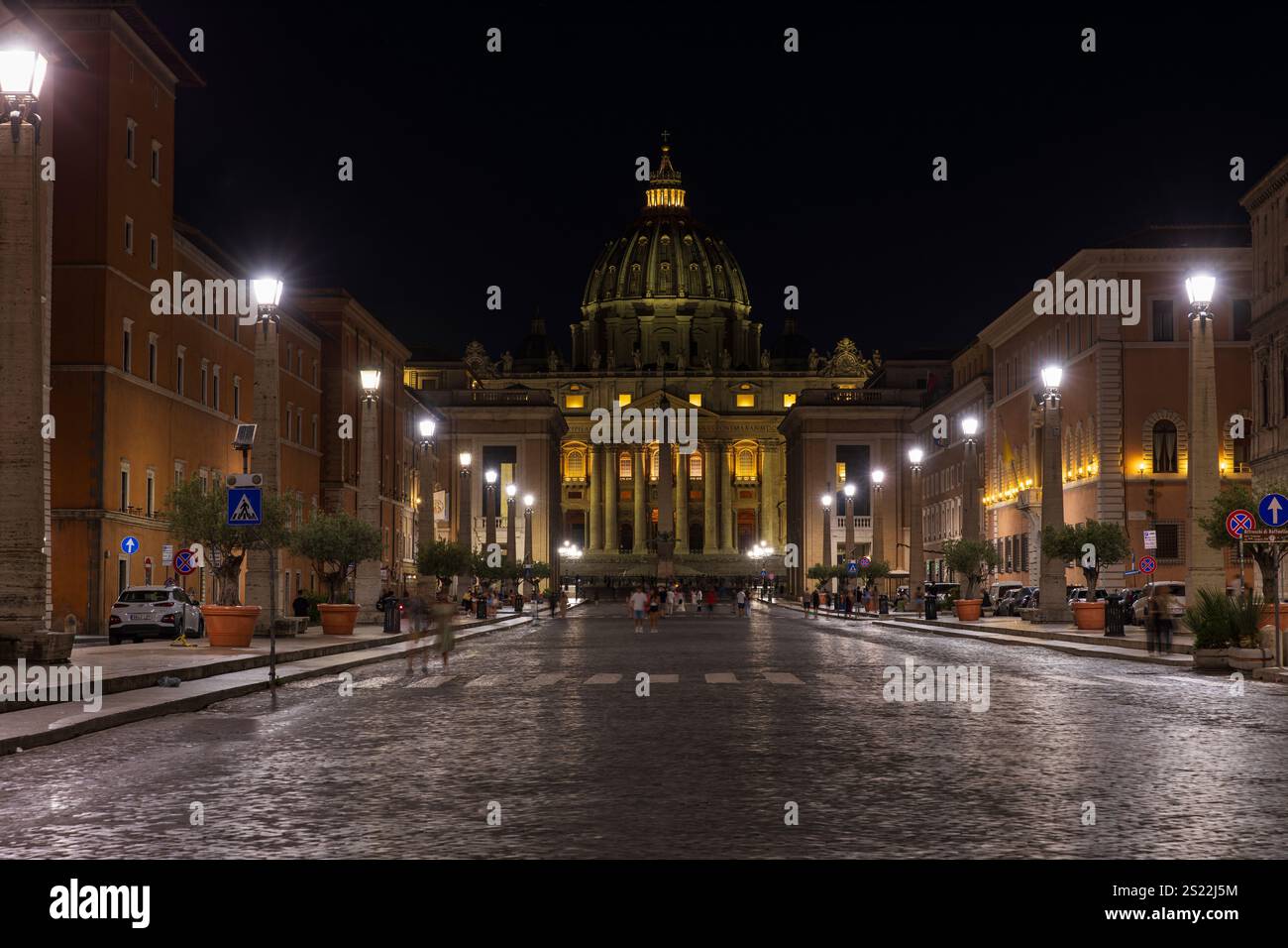 Main façade and dome of St. Peter's Basilica, Città del Vaticano ...