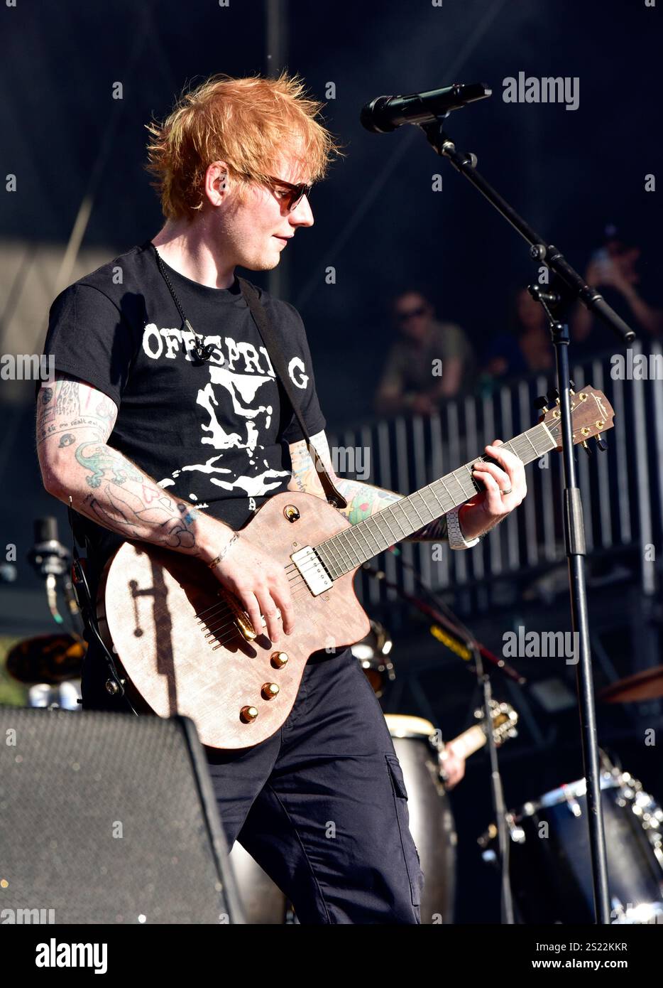 Ed Sheeran gets on stage plays guitar on a song with the band The ...