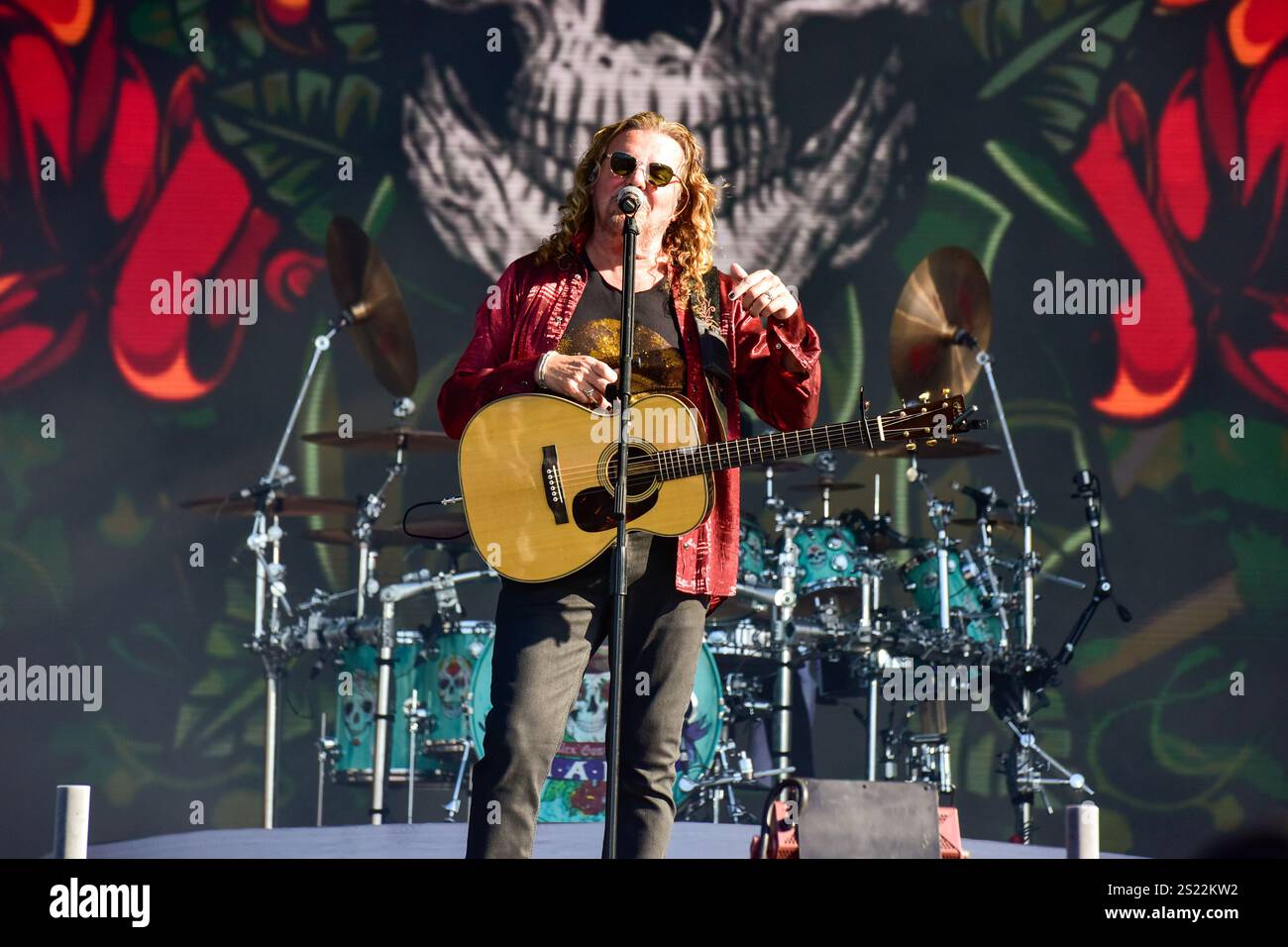 Mana band stage hi-res stock photography and images - Alamy