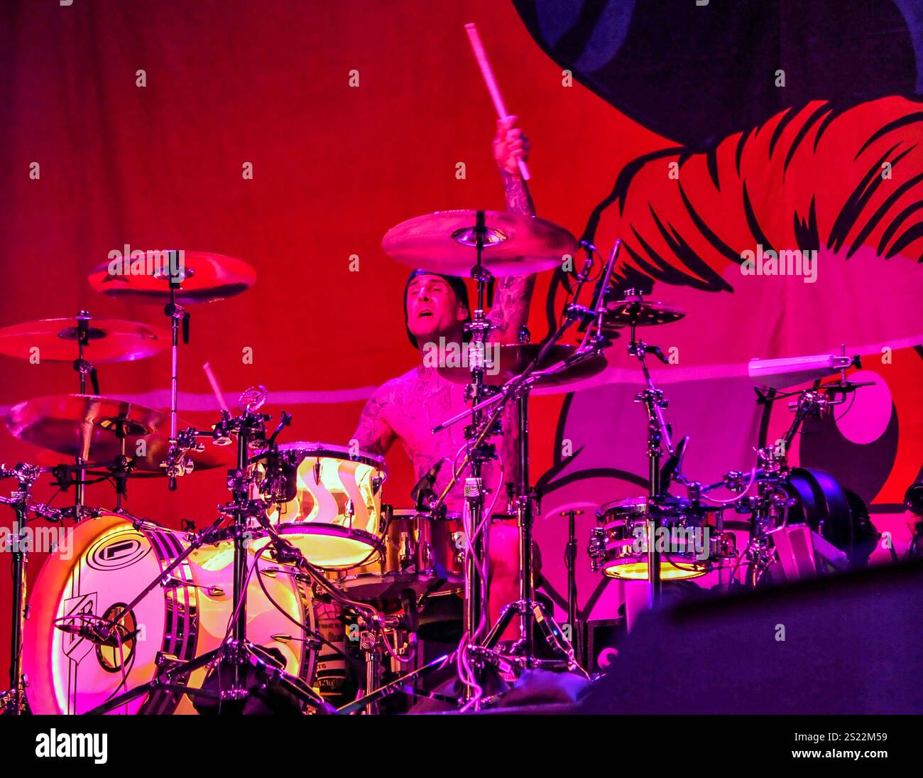 Travis Barker of Blink 182 behind the drums on stage Stock Photo - Alamy
