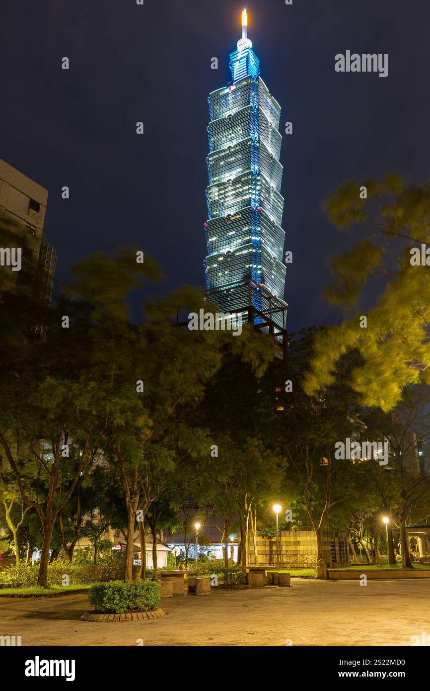 Taipei 101, a postmodernist architectural style evokes traditional ...