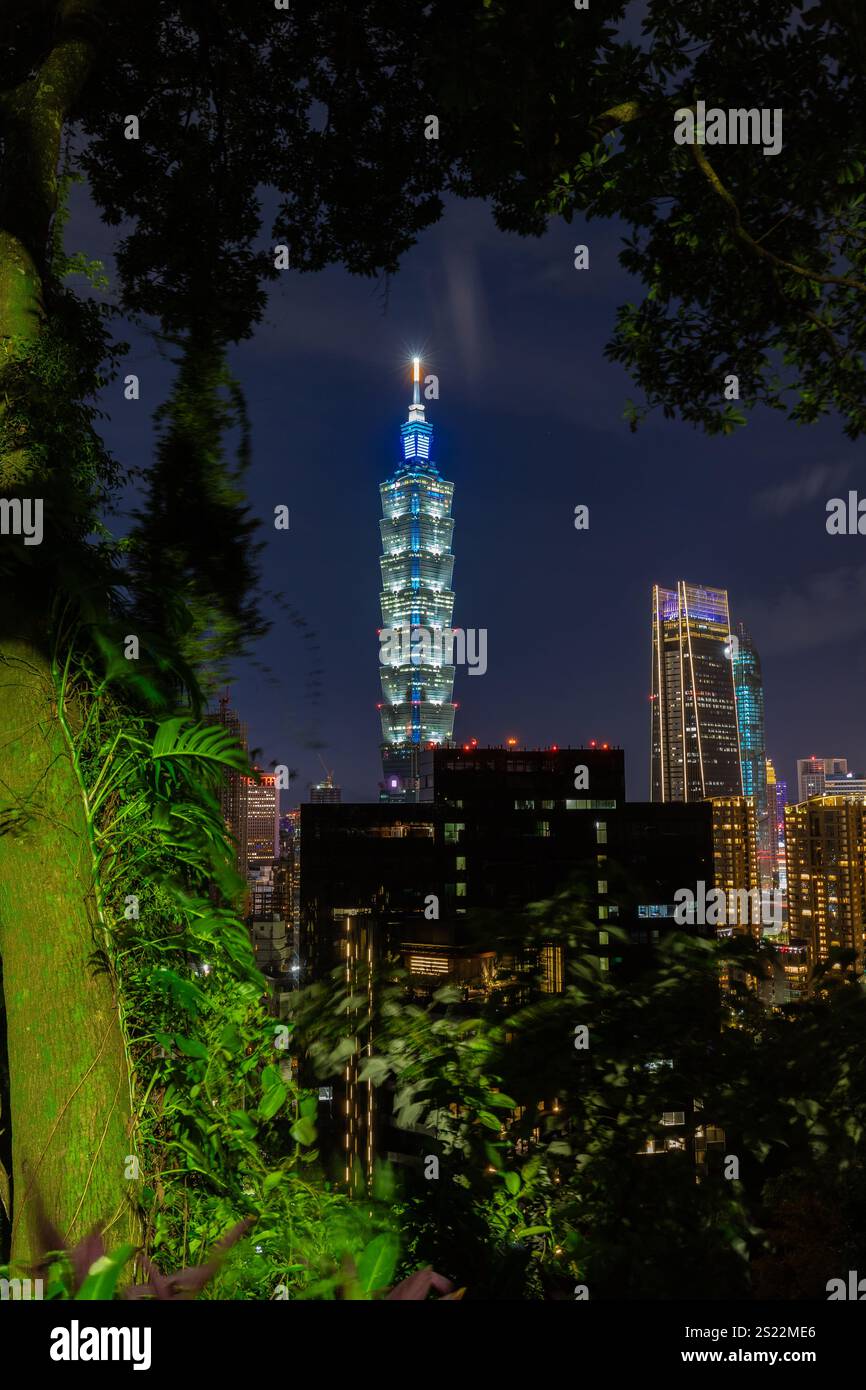 Taipei 101, a postmodernist architectural style evokes traditional ...