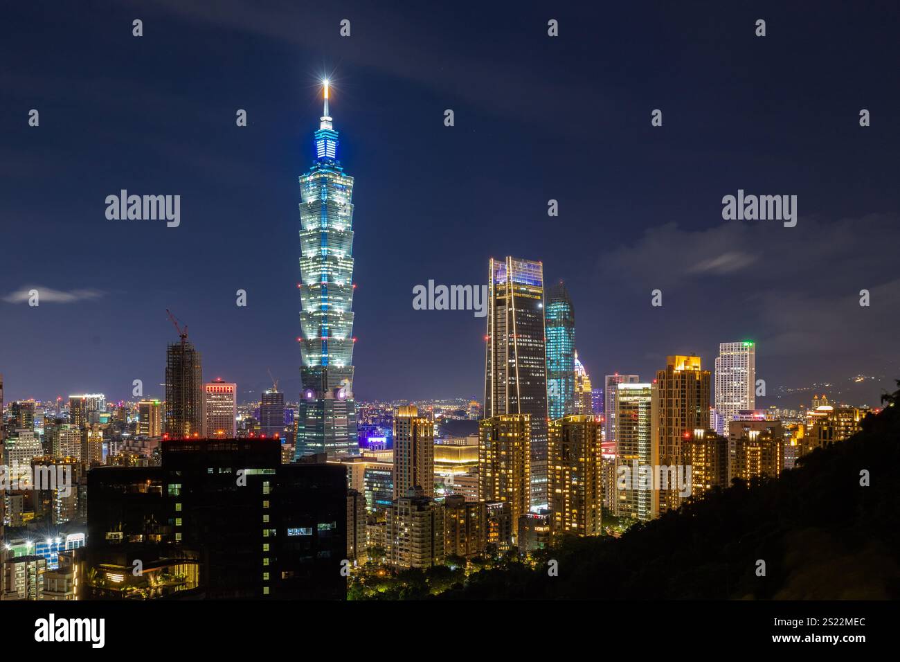 Taipei 101, a postmodernist architectural style evokes traditional ...
