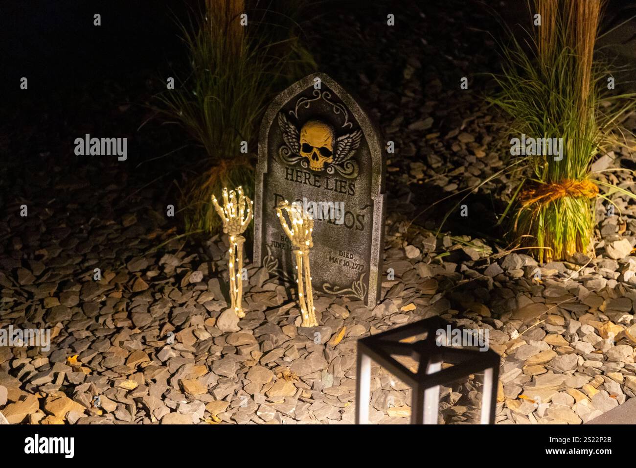 Tombstone with skull and skeleton hands Stock Photo - Alamy