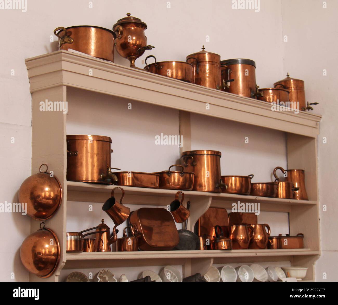 A Display of Vintage Copper Cooking Saucepans Stock Photo - Alamy