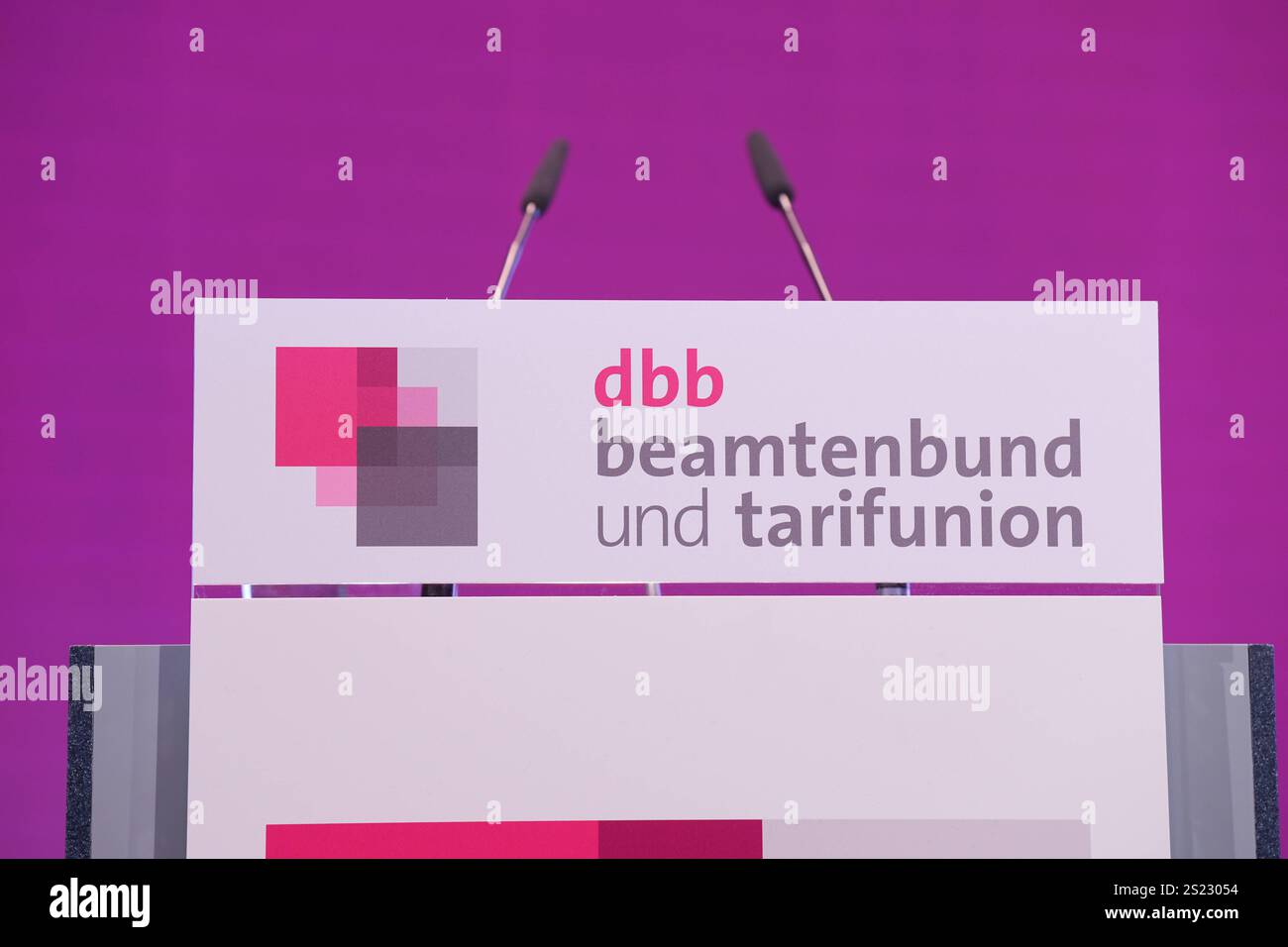 dbb beamtenbund und tarifunion Jahrestagung 2025 Rednerpult bei der dbb ...