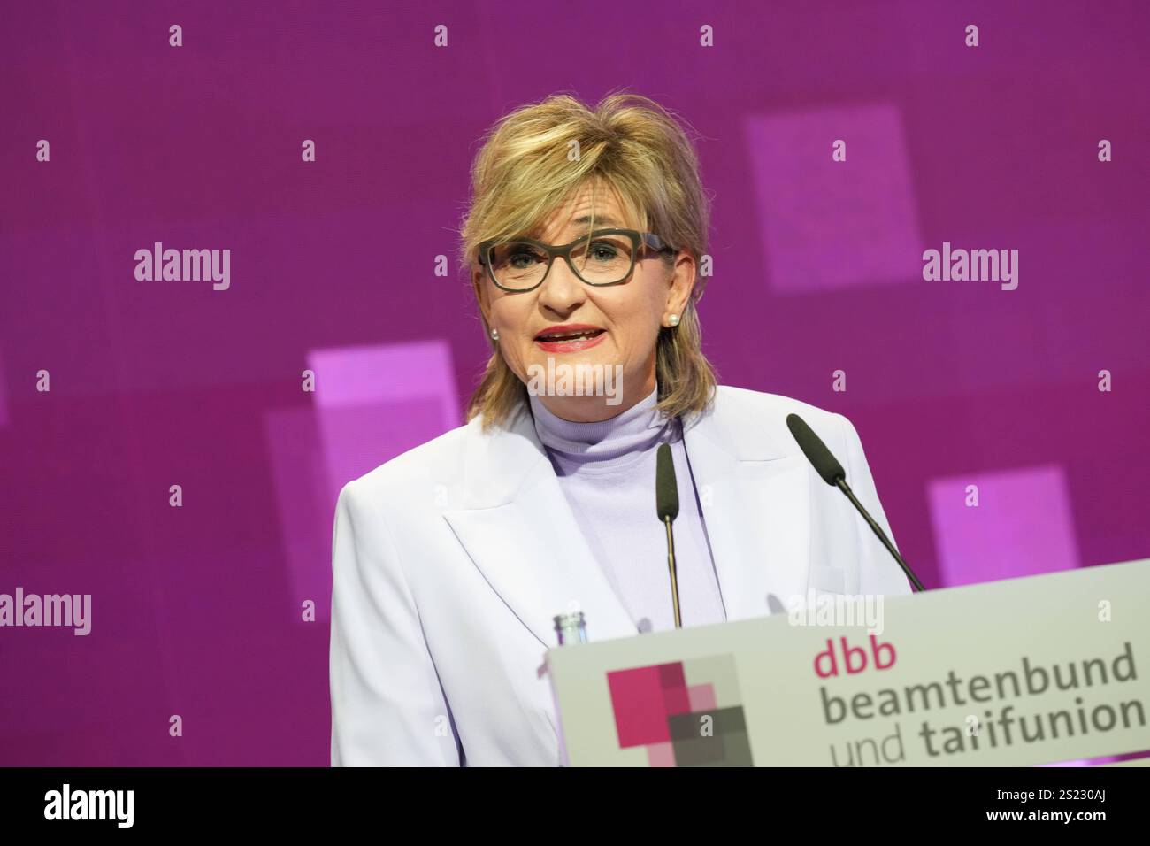 dbb beamtenbund und tarifunion Jahrestagung 2025 Simone Fleischmann bei ihrer Rede bei der dbb ...