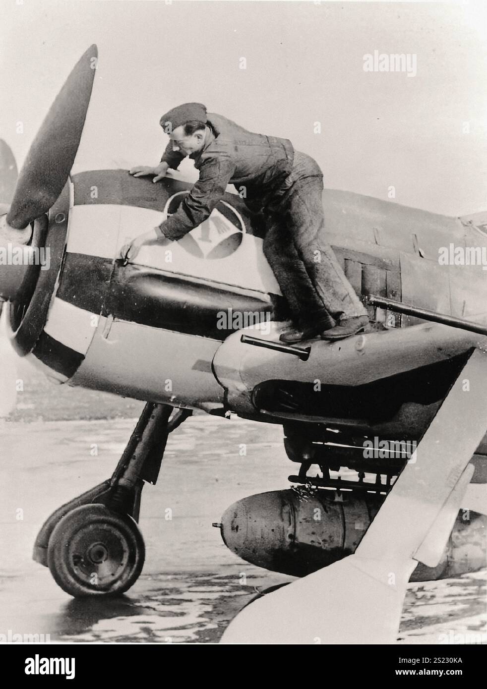 Engine fitter of I - JG1 fastens the engine cover of the CO HpTm ...