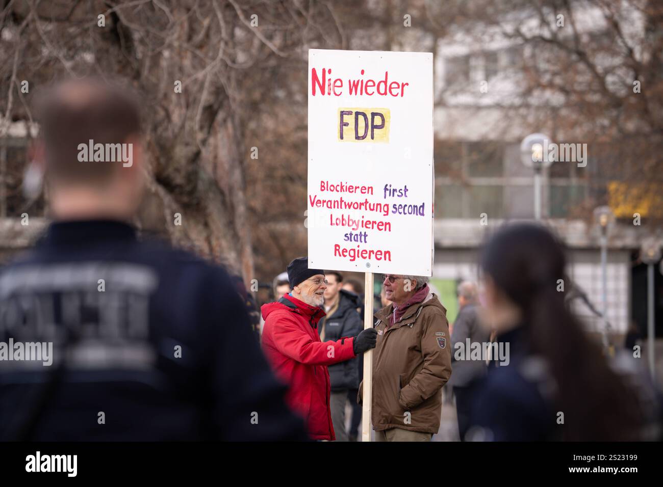 FDP Dreikoenigstreffen in Stuttgart Demonstranten beim ...