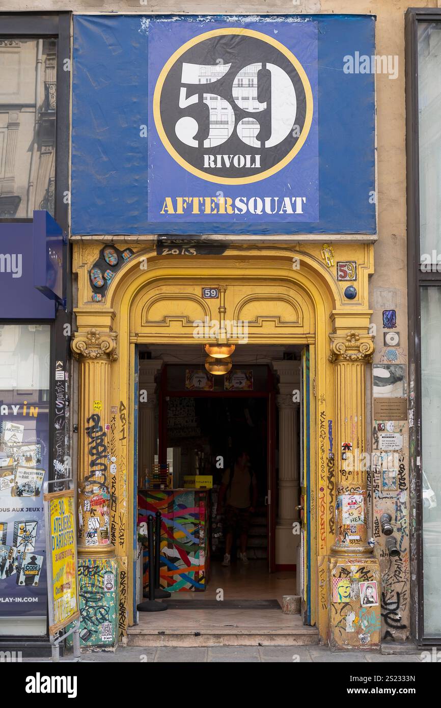 Squat artistes hi-res stock photography and images - Alamy