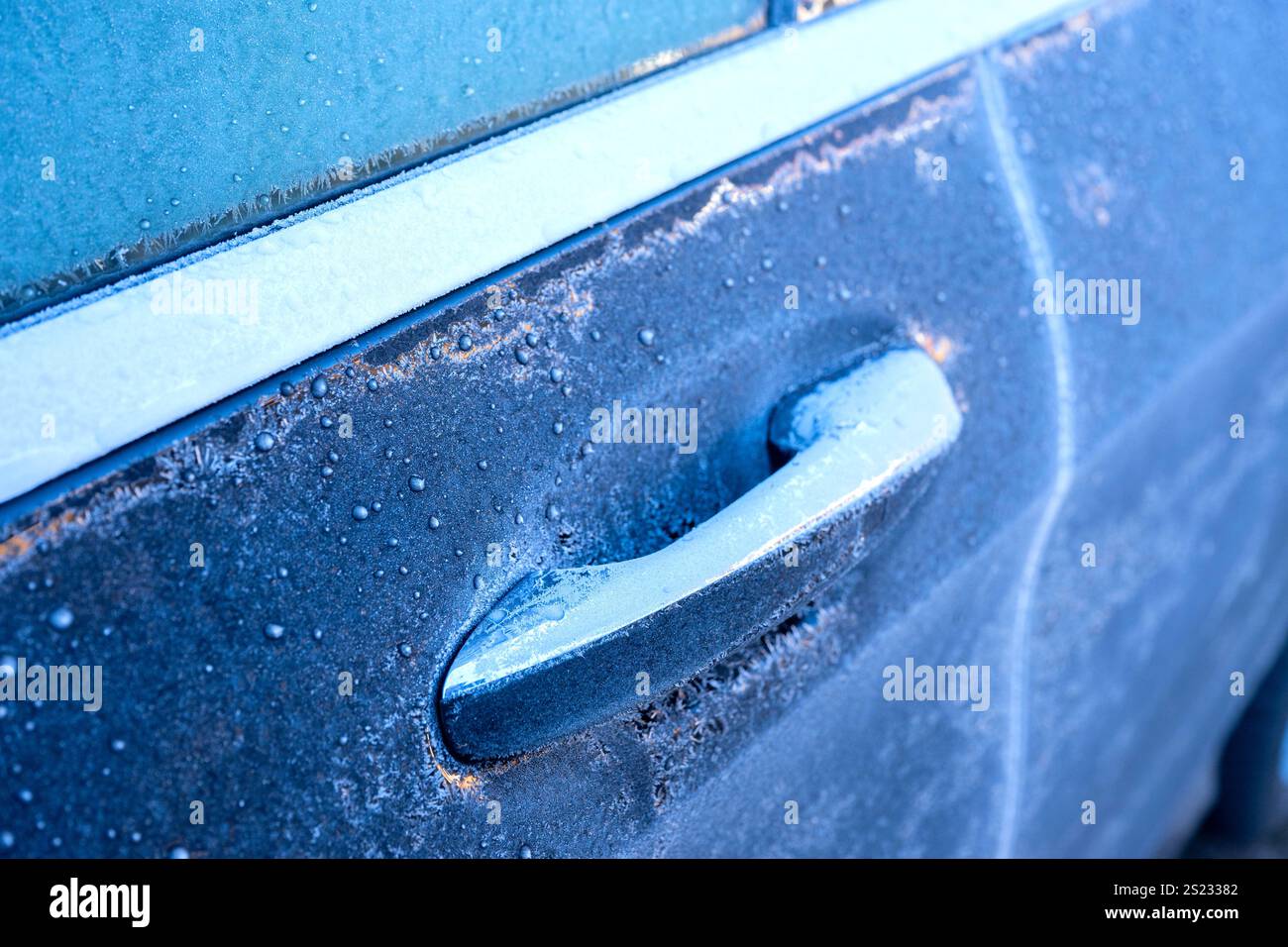 Thick ice and frost on a car early on a winter morning Stock Photo - Alamy