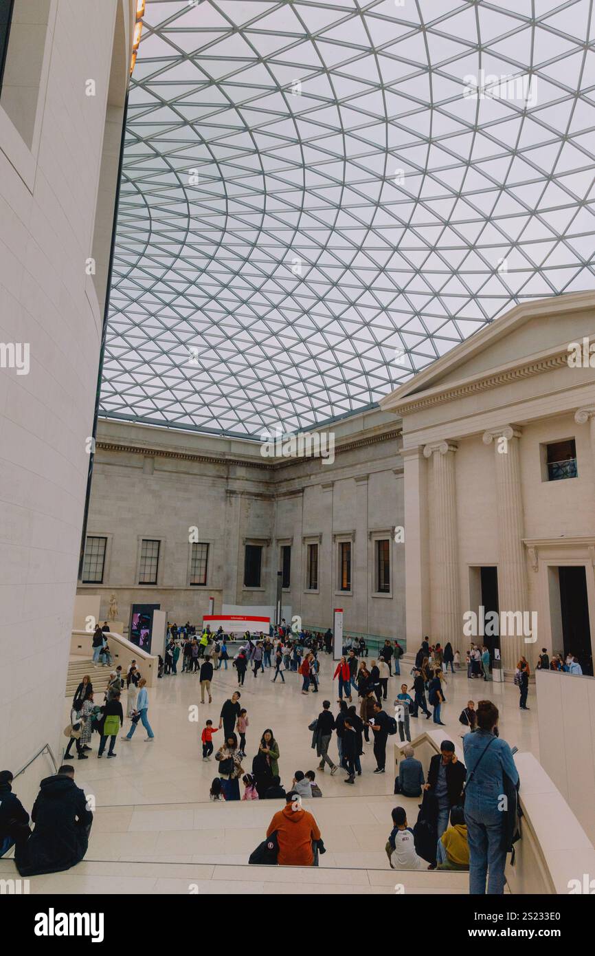 Crowded atrium hi-res stock photography and images - Alamy